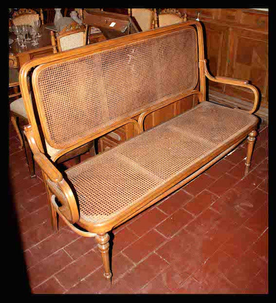 I.16 JUEGO SOFÁ Y DOS SITIALES THONET – la anticuaria